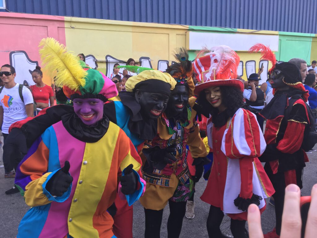 Op Curaçao is de Sintoptocht met zwarte piet oké, of toch niet ...