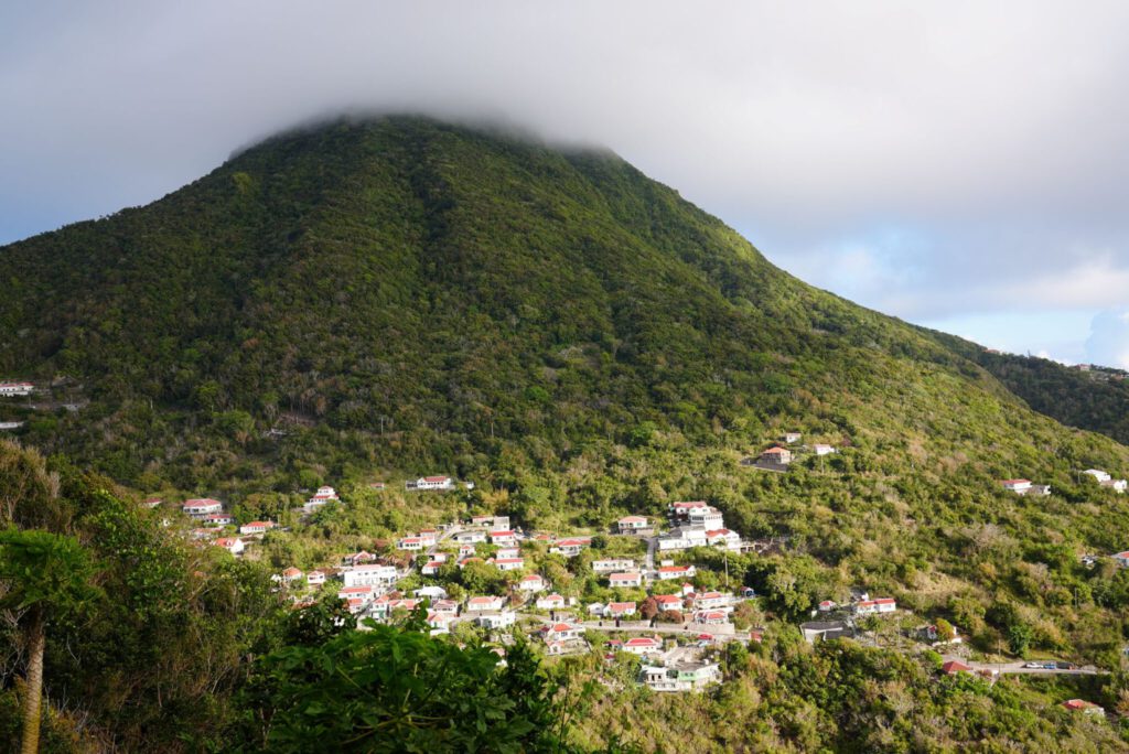 Extra KNMI-meetstation op Saba: ‘geeft enorm veilig gevoel’ | Caribisch ...