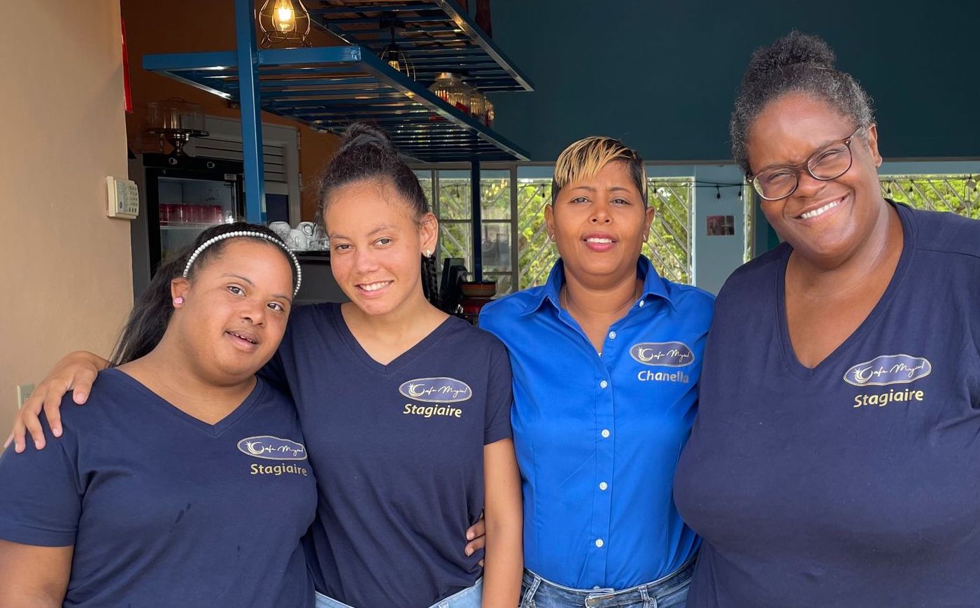 Mensen met een verstandelijke beperking stralen bij Café Magic op ...